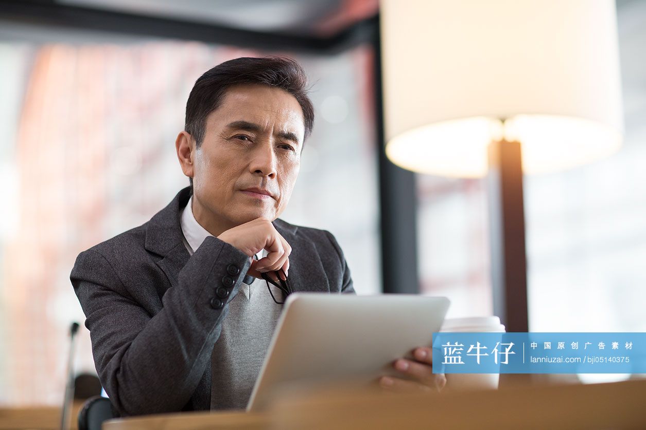 商务男士拿着平板电脑在机场候机 蓝牛仔影像 中国原创广告影像素材