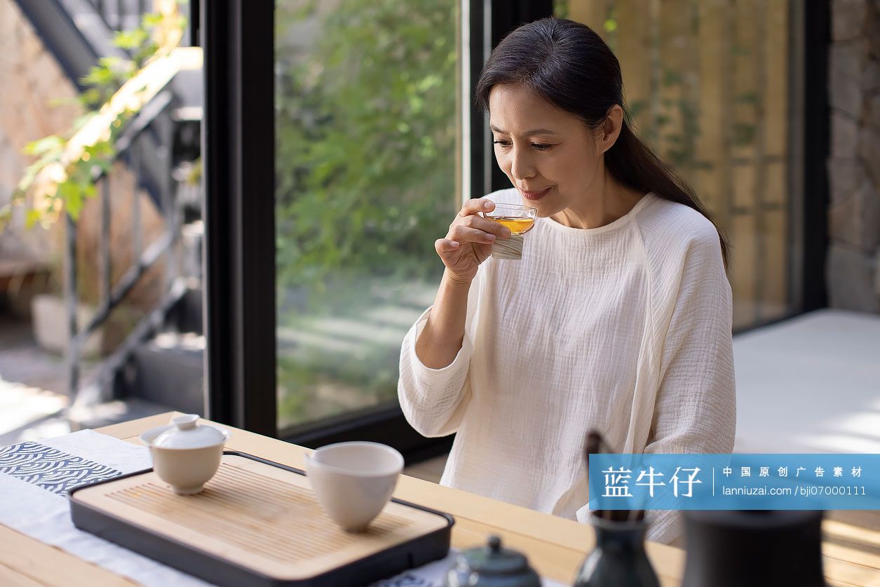 老年女子在茶室里品茶 蓝牛仔影像 中国原创广告影像素材