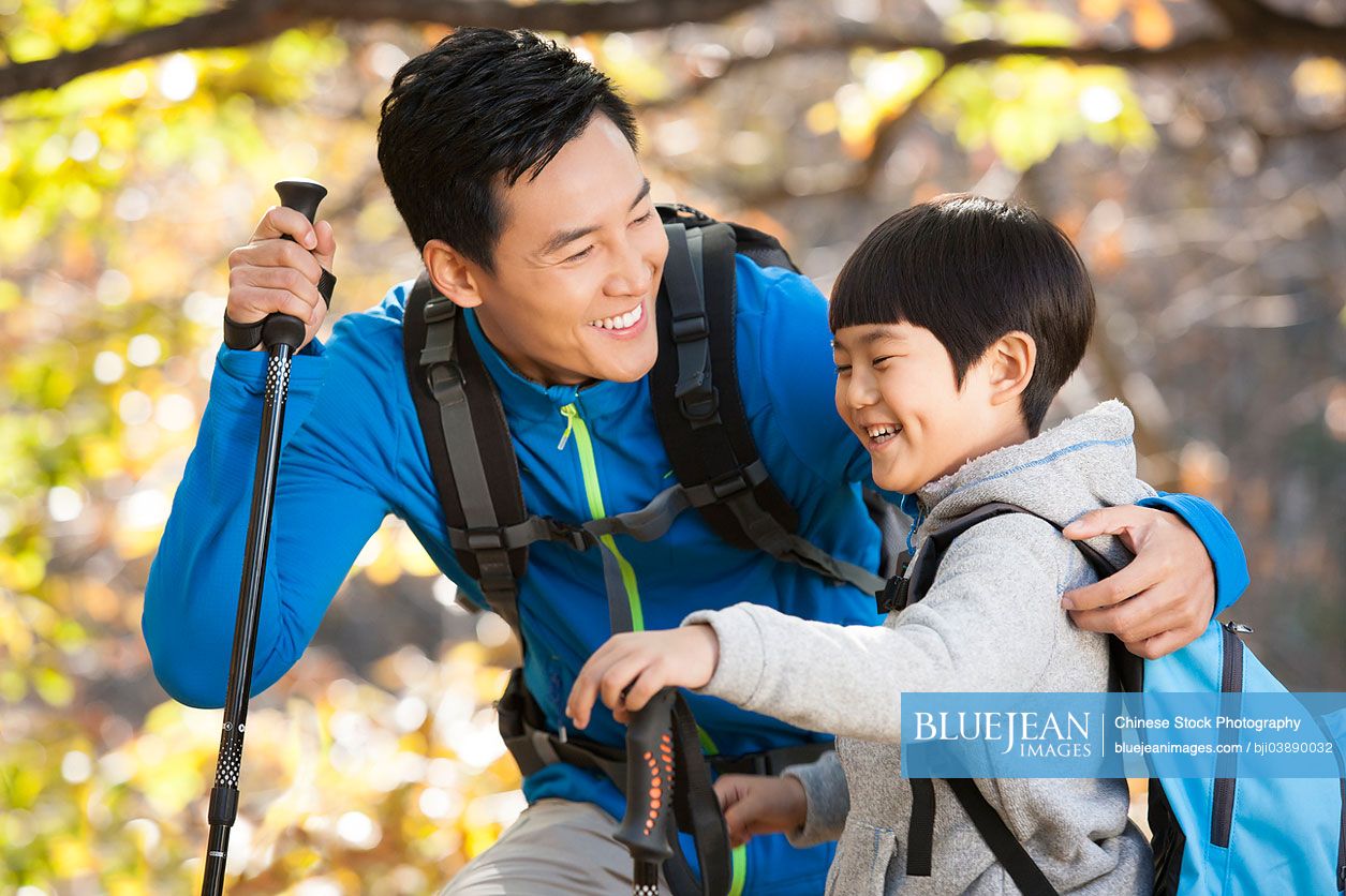 Cheerful Chinese father and son hiking-High-res stock photo for download