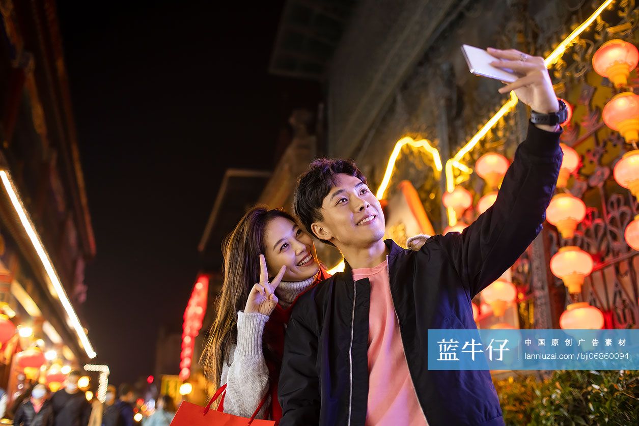 年轻情侣用手机自拍 蓝牛仔影像 中国原创广告影像素材 