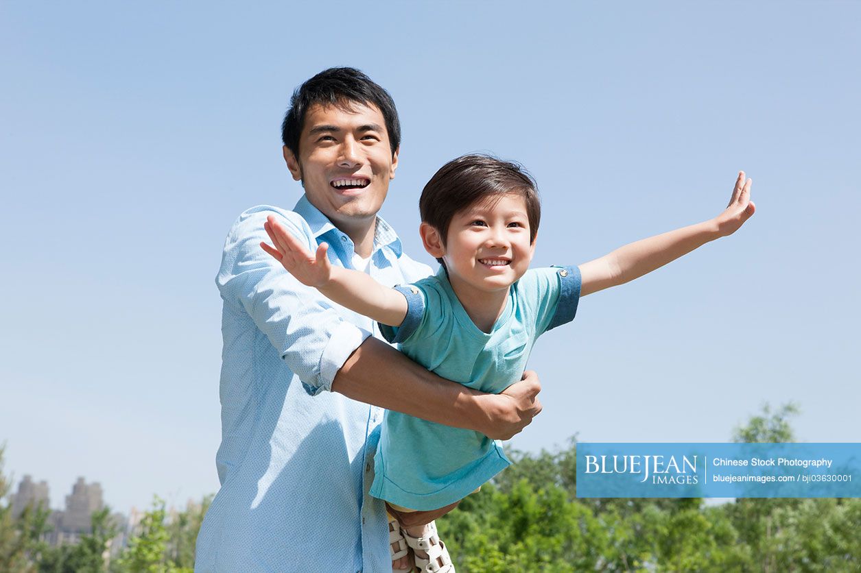 Chinese father and son outdoors-High-res stock photo for download