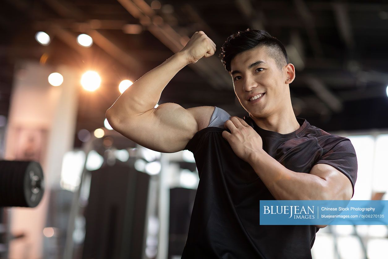 Young Chinese man exercising at gym-High-res stock photo for download