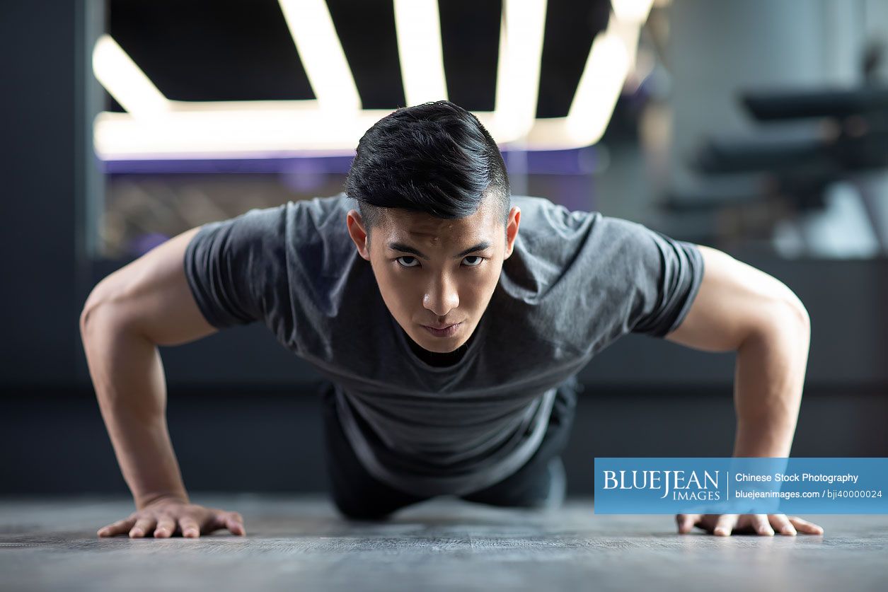Young Chinese man exercising at gym-High-res stock photo for download