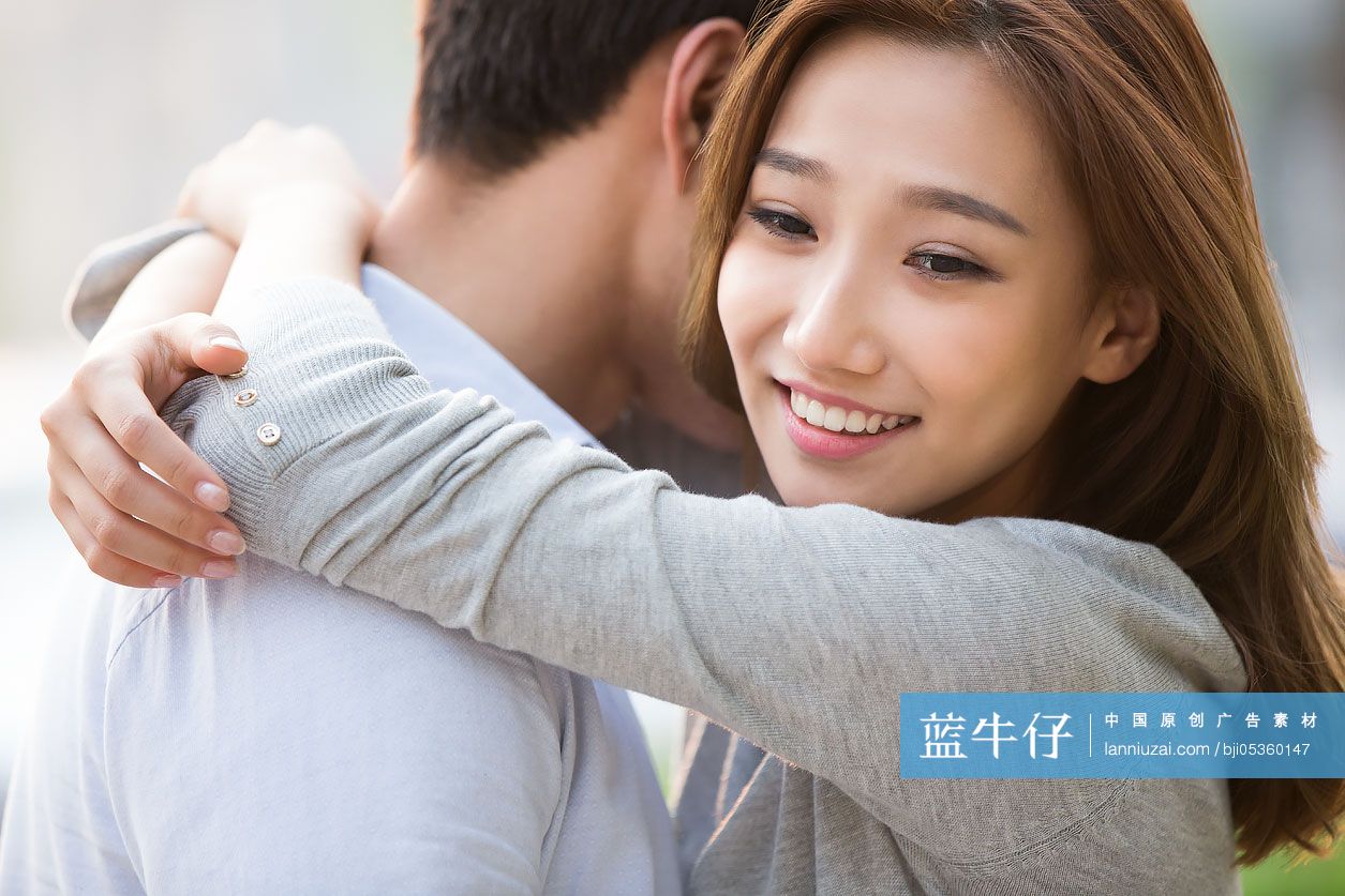 快乐的年轻情侣 蓝牛仔影像 中国原创广告影像素材