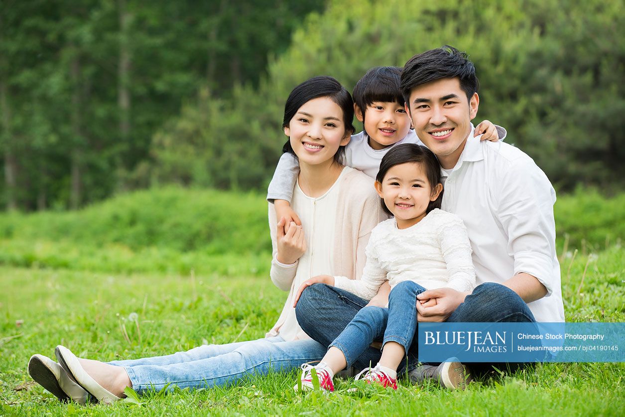 Portrait of happy Chinese family-High-res stock photo for download