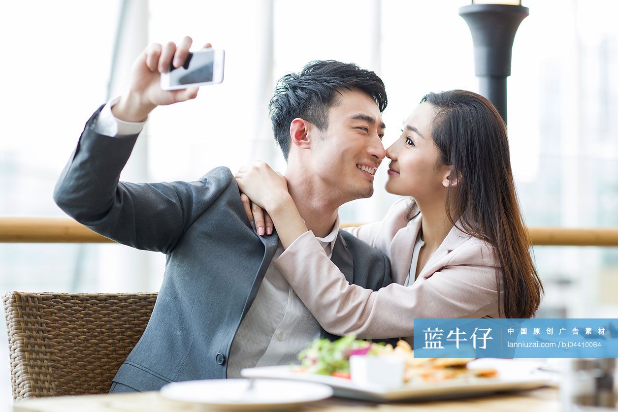 年轻情侣在餐厅里自拍 蓝牛仔影像 中国原创广告影像素材
