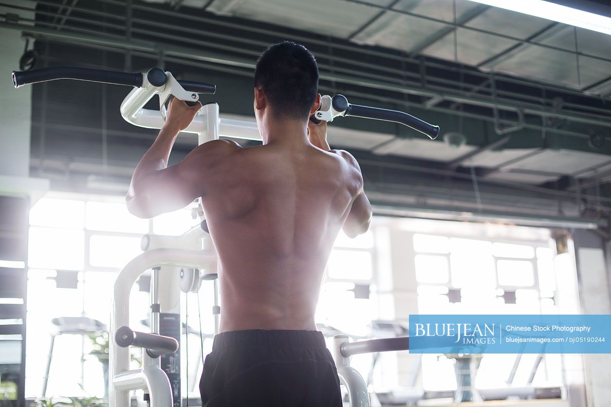 Young Chinese man exercising at gym-High-res stock photo for download