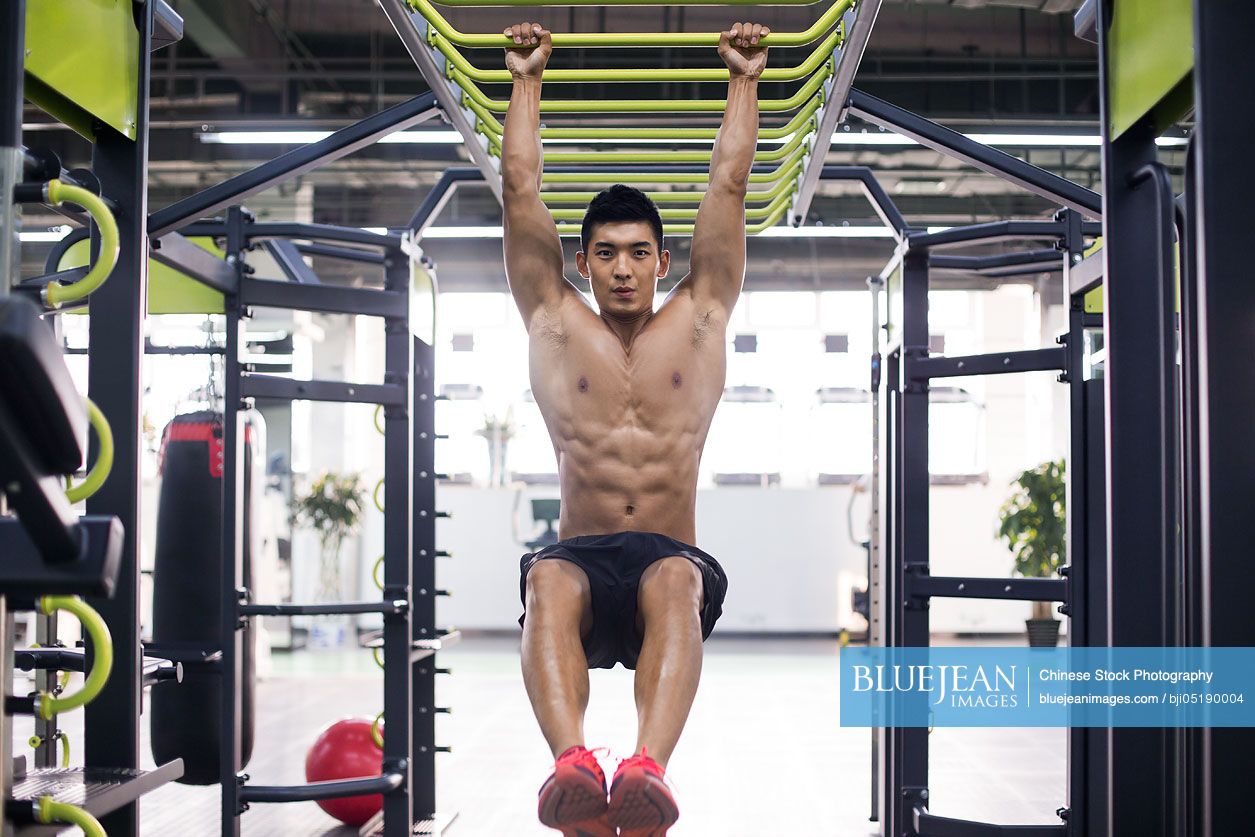 Young Chinese man exercising at gym-High-res stock photo for download