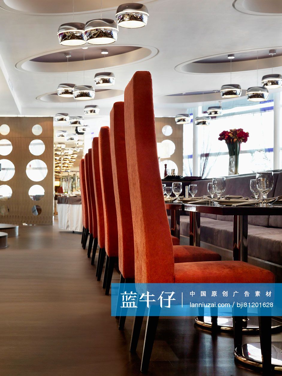 Interior of dining area with tall back chairs in luxury hotel-蓝牛仔影像-中国 ...