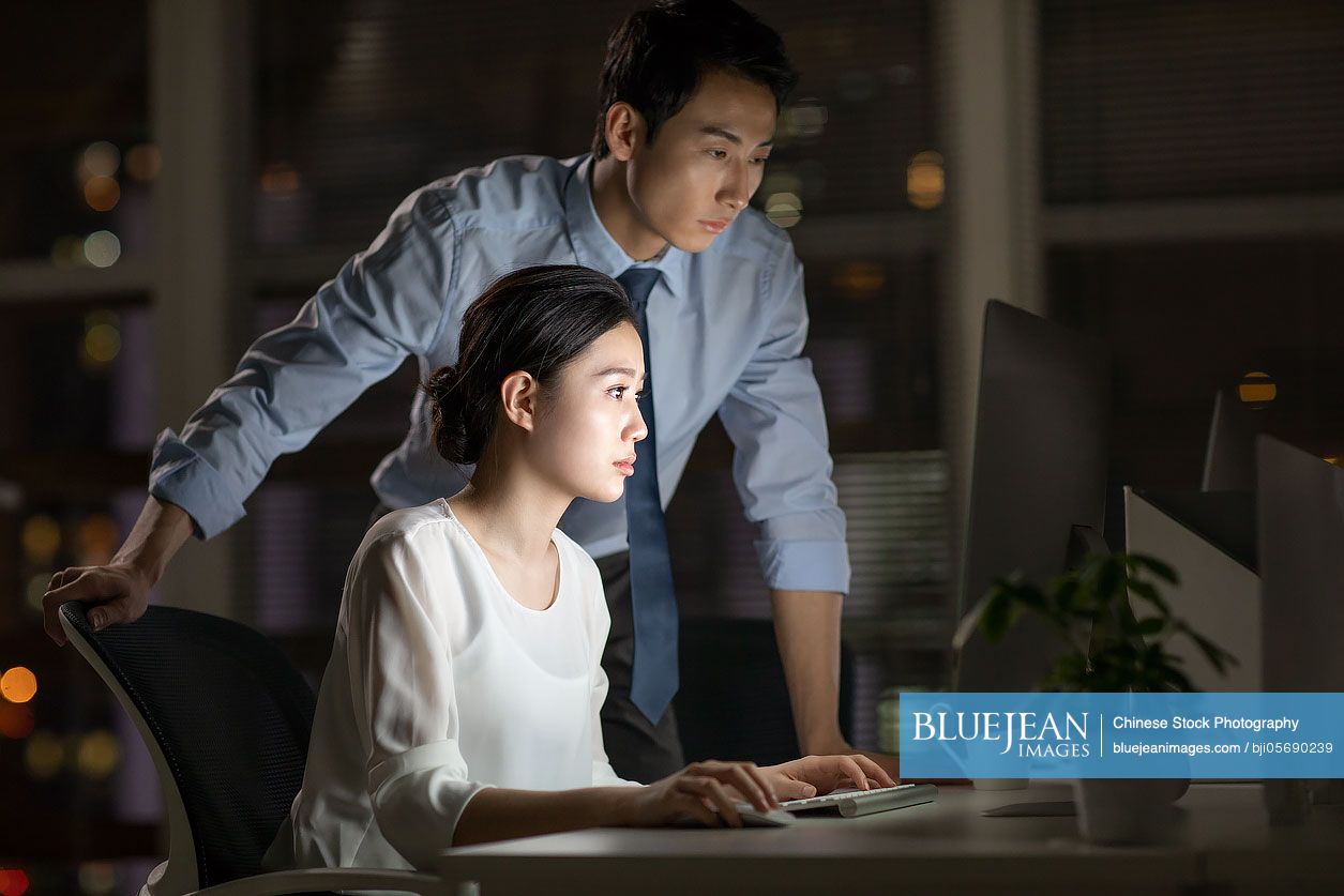 Young Chinese business people working late in office-High-res stock photo for download