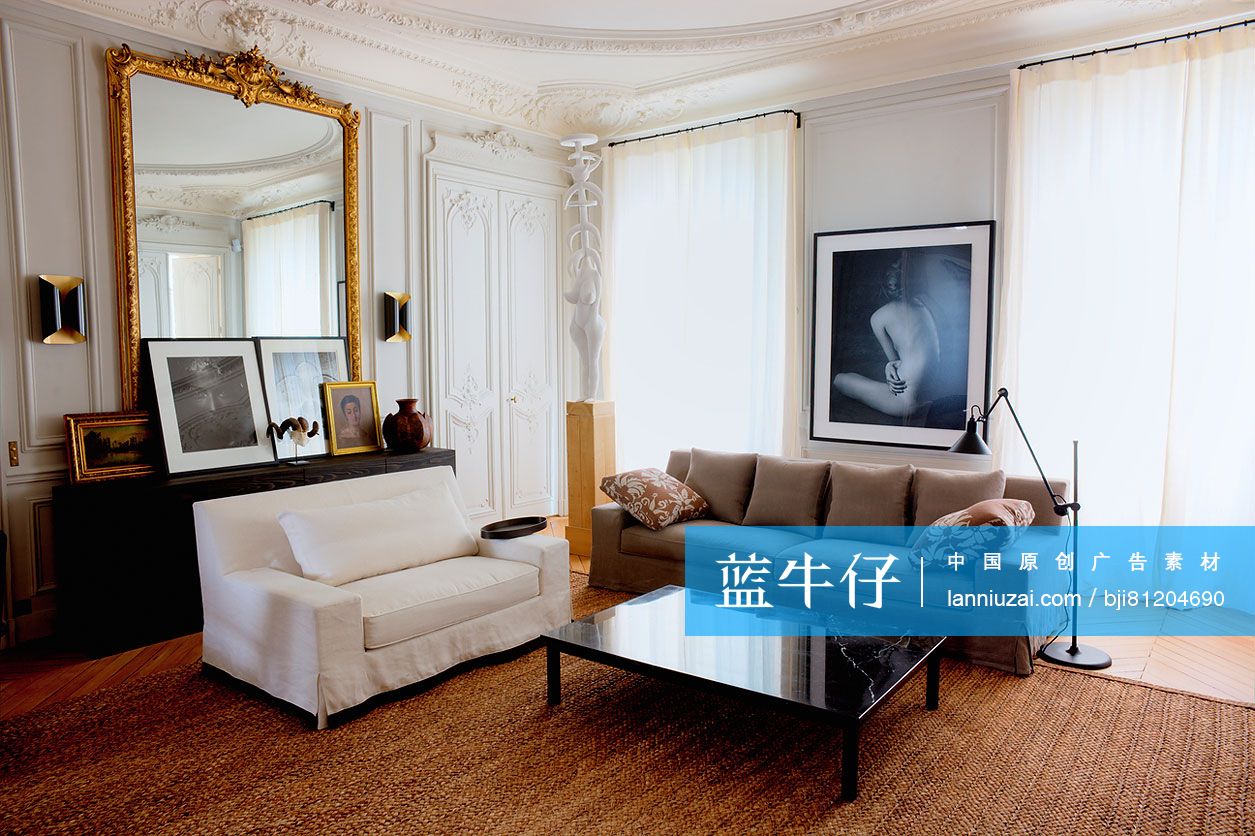 Sofa and coffee table in middle class house-蓝牛仔影像-中国原创广告影像素材