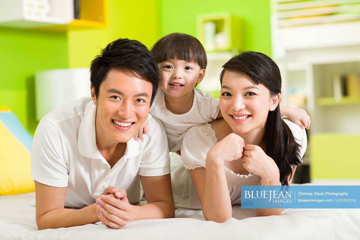 Portrait of happy Chinese family-High-res stock photo for download