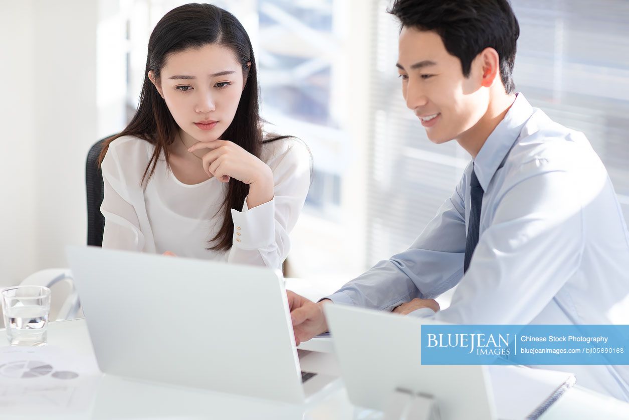 Young Chinese business people using laptop in office-High-res stock photo for download