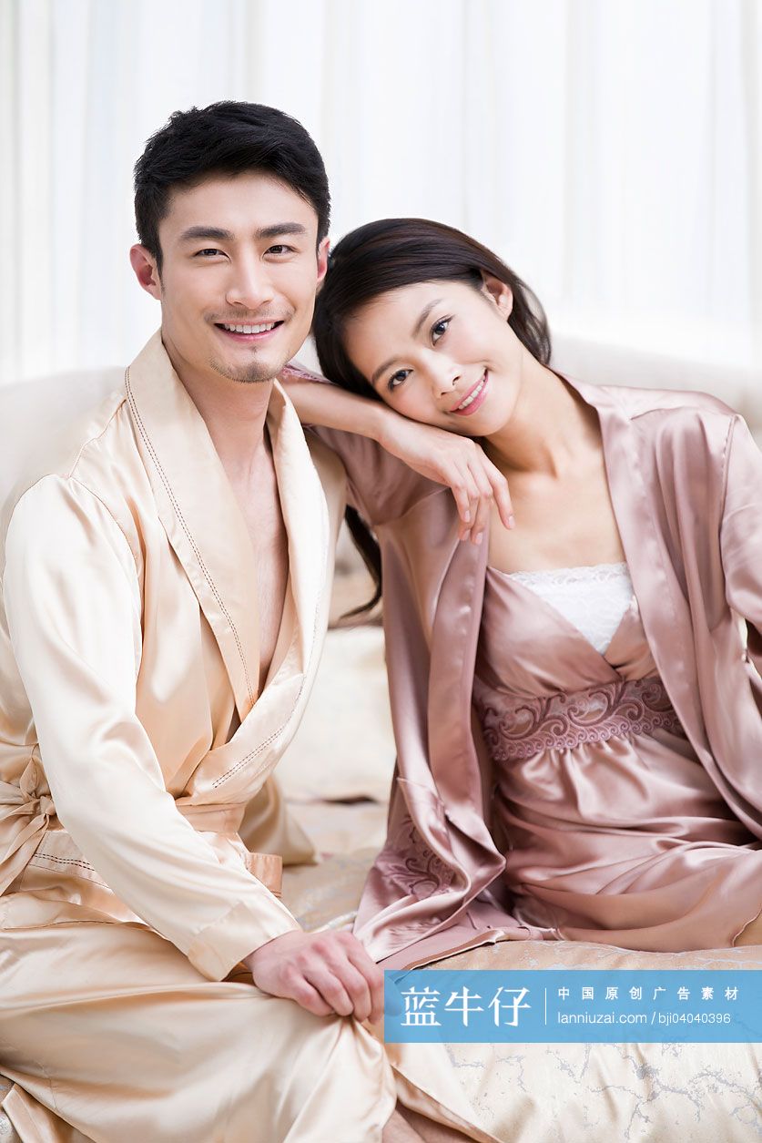 快乐的年轻夫妇 蓝牛仔影像 中国原创广告影像素材