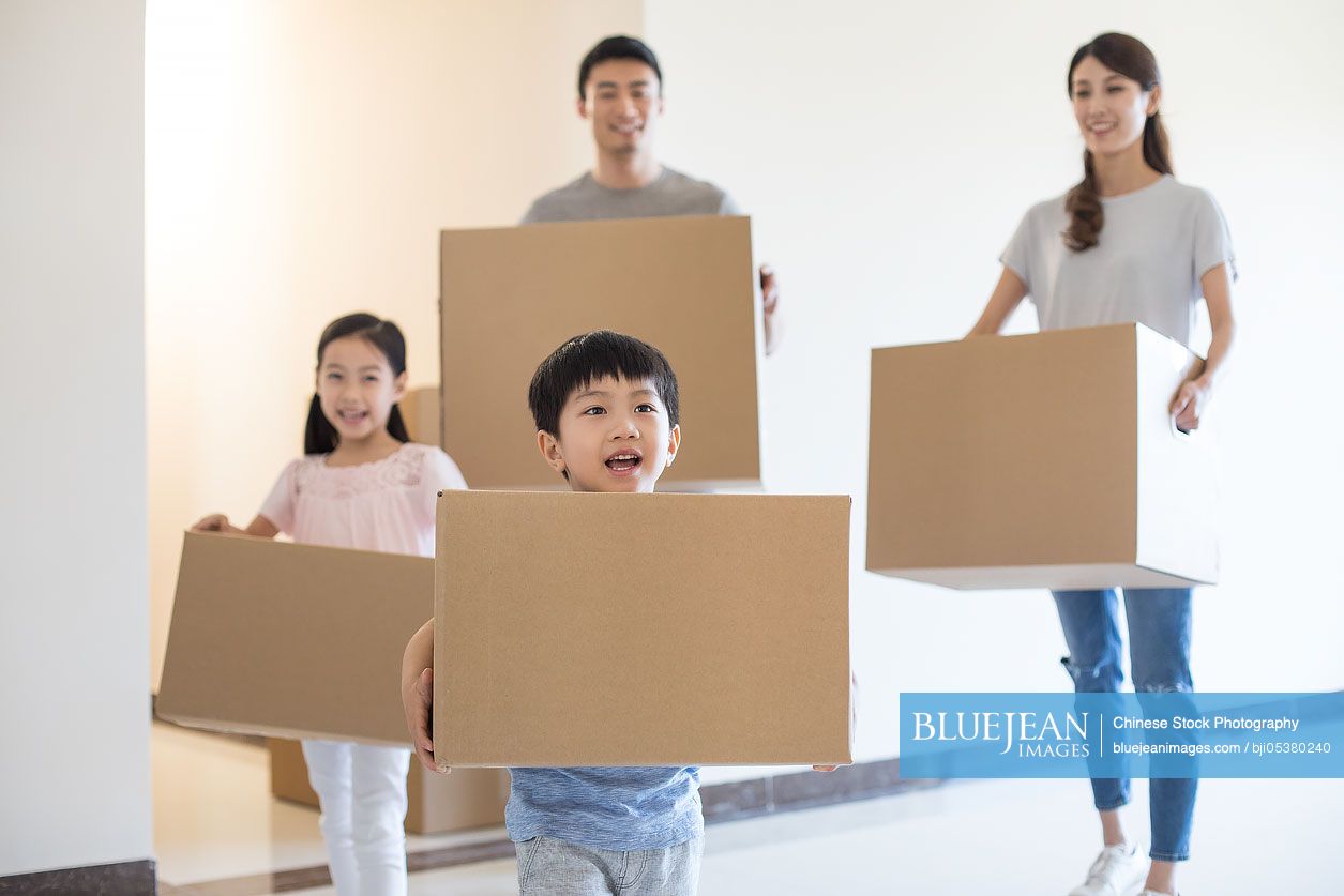 Happy young Chinese family moving home-High-res stock photo for download