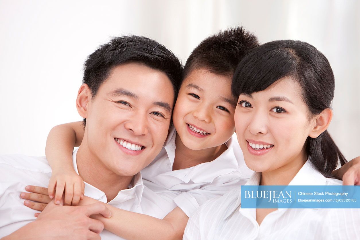 Portrait of a happy Chinese family-High-res stock photo for download