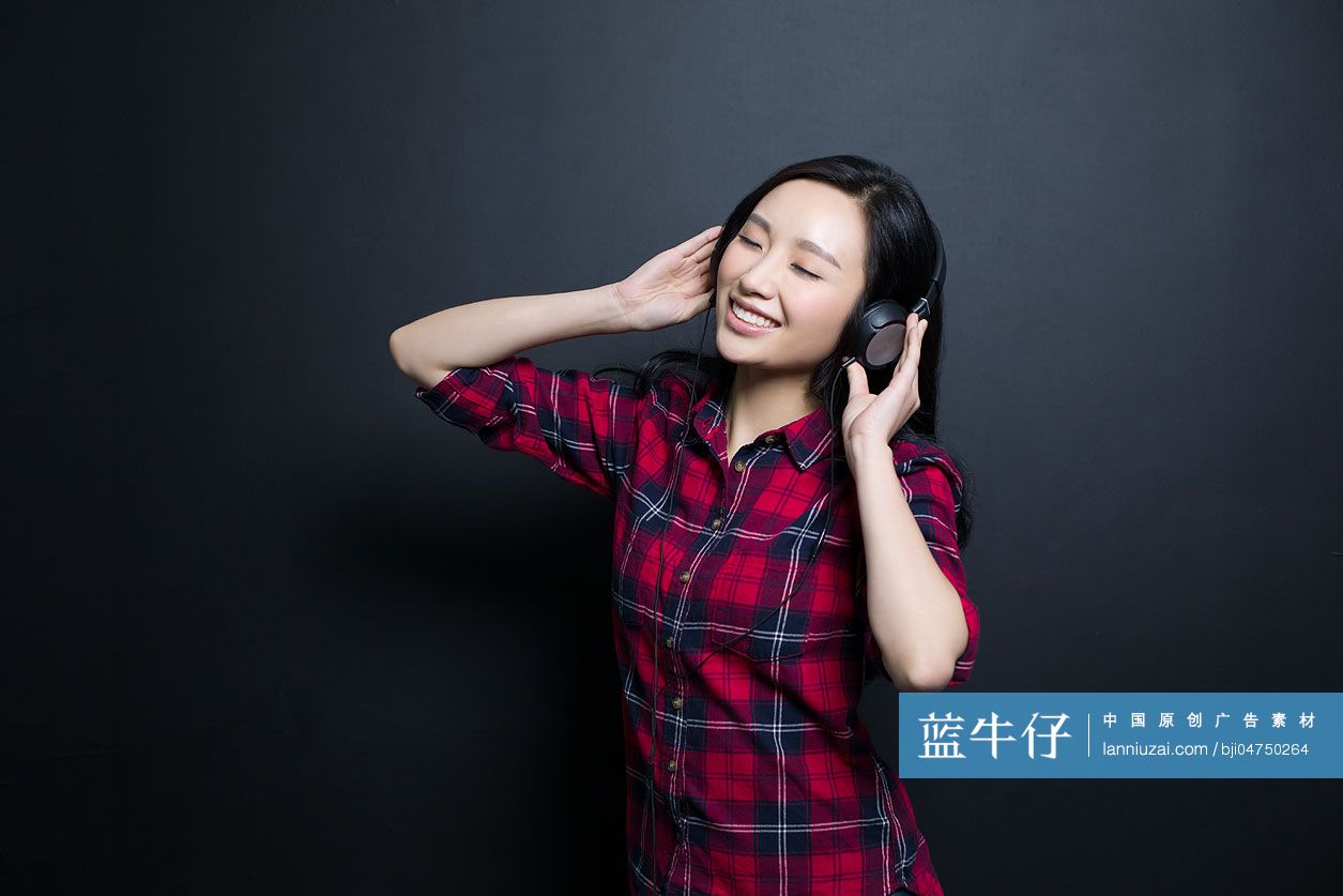 年轻女子听音乐 蓝牛仔影像 中国原创广告影像素材
