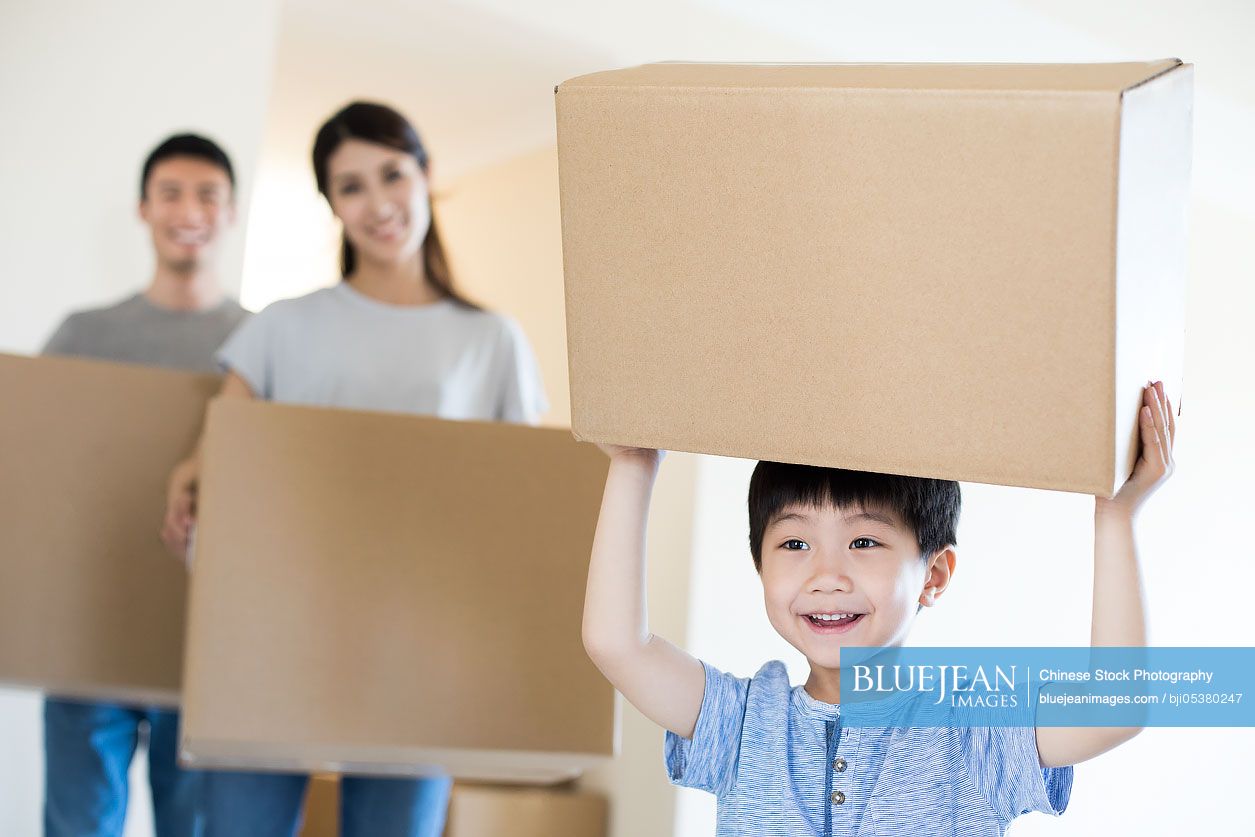 Happy young Chinese family moving home-High-res stock photo for download