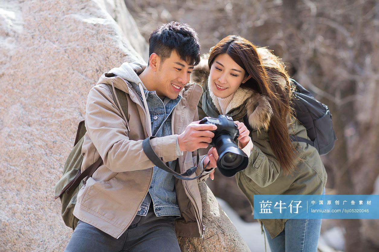 Happy young Chinese couple photographing outdoors in winter-蓝牛仔影像-中国原创 ...