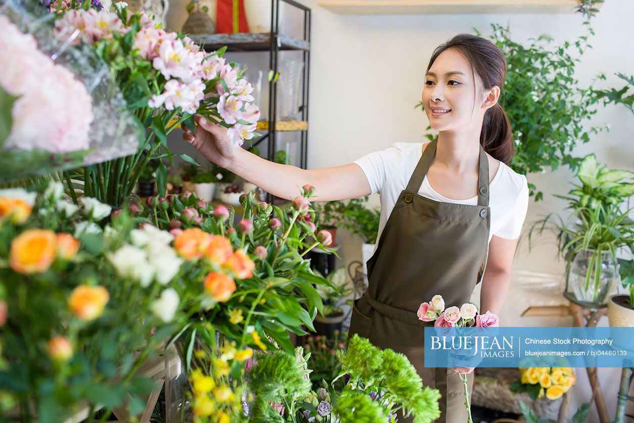 Female Chinese florist working in shop-High-res stock photo for download