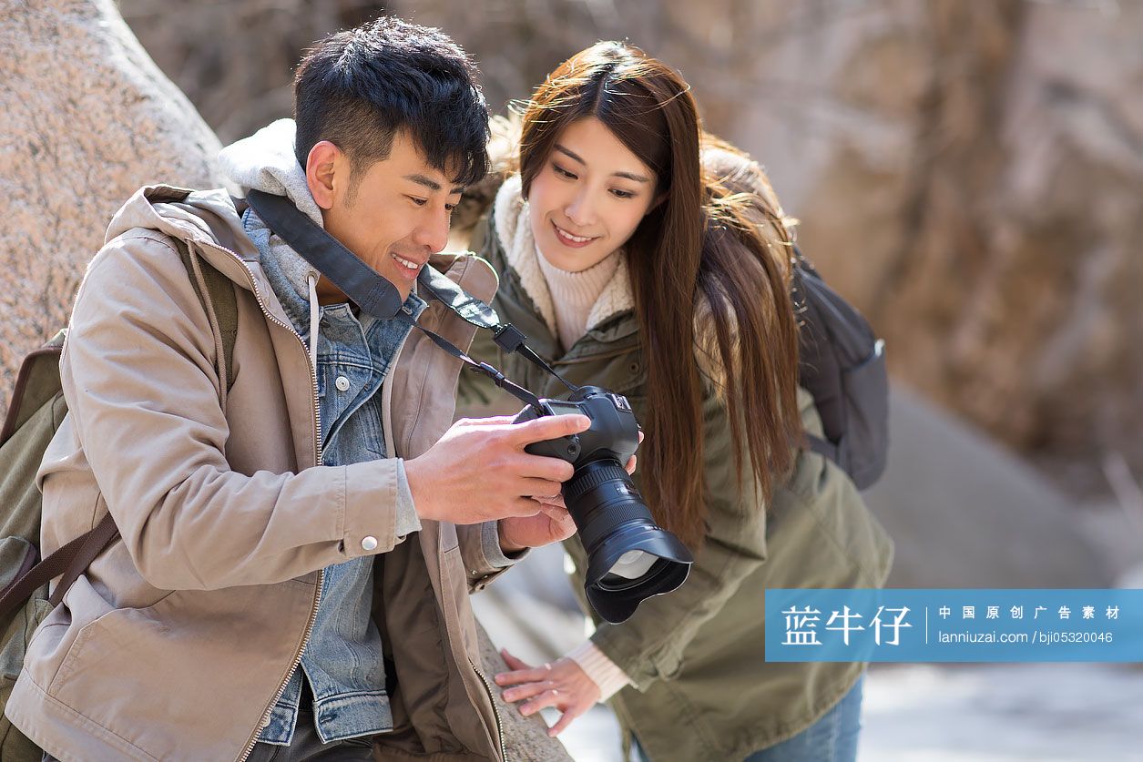 Happy young Chinese couple photographing outdoors in winter-蓝牛仔影像-中国原创 ...