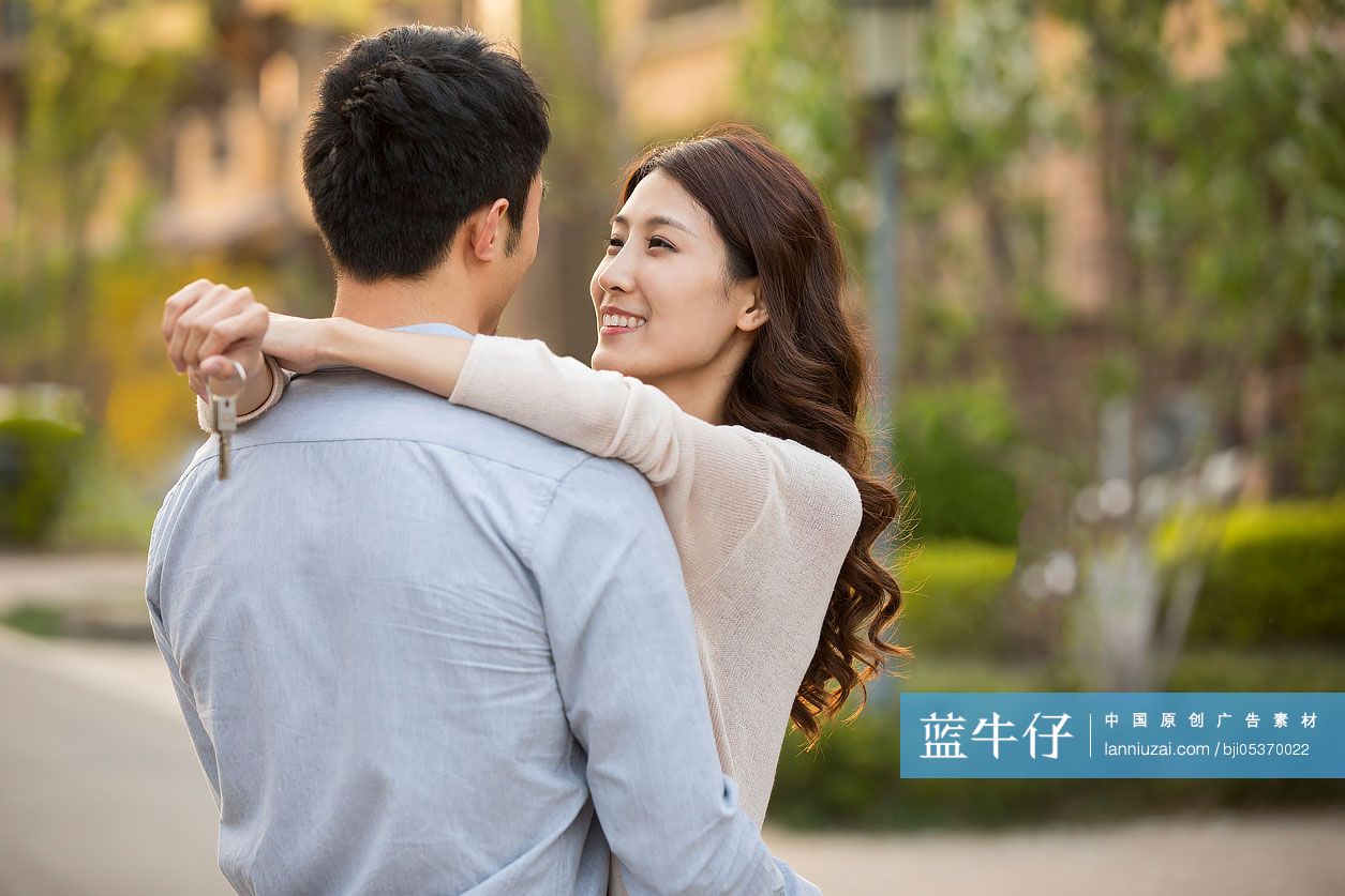 幸福的年轻情侣拿着新房钥匙 蓝牛仔影像 中国原创广告影像素材