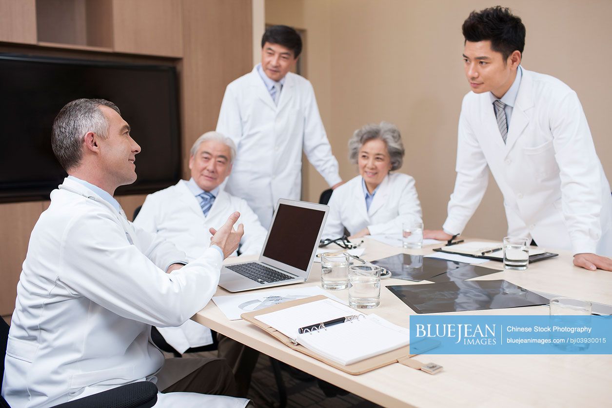 Medical experts holding a meeting-High-res stock photo for download