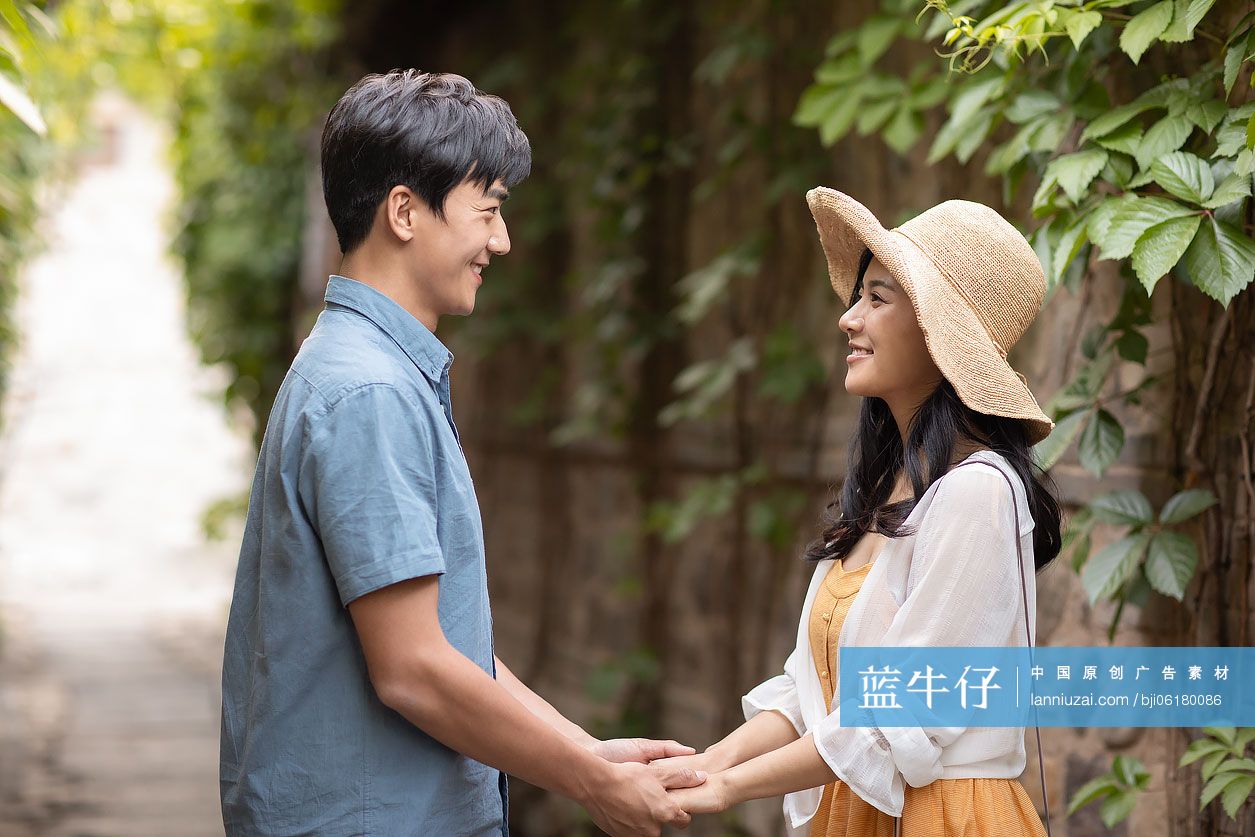 快乐年轻情侣旅游度假 蓝牛仔影像 中国原创广告影像素材