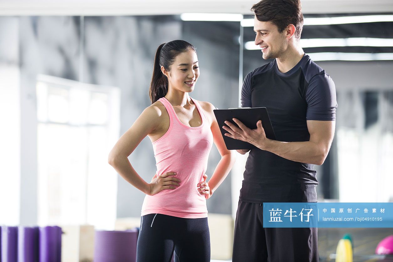 年轻女子在教练的指导下健身 蓝牛仔影像 中国原创广告影像素材