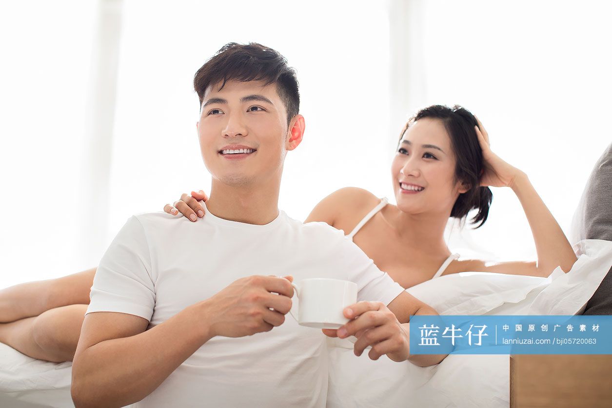 快乐的年轻情侣共度甜蜜时光 蓝牛仔影像 中国原创广告影像素材