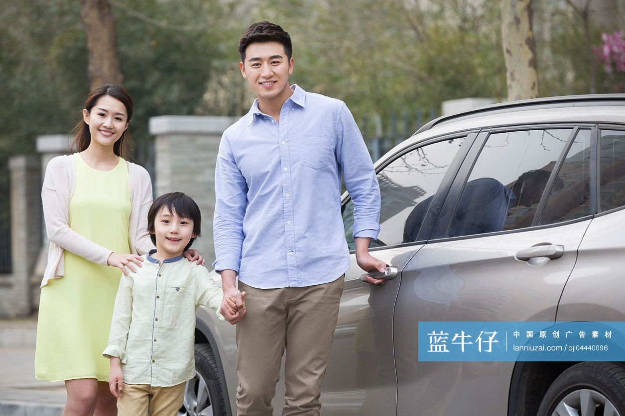 幸福的三口之家和汽车 蓝牛仔影像 中国原创广告影像素材