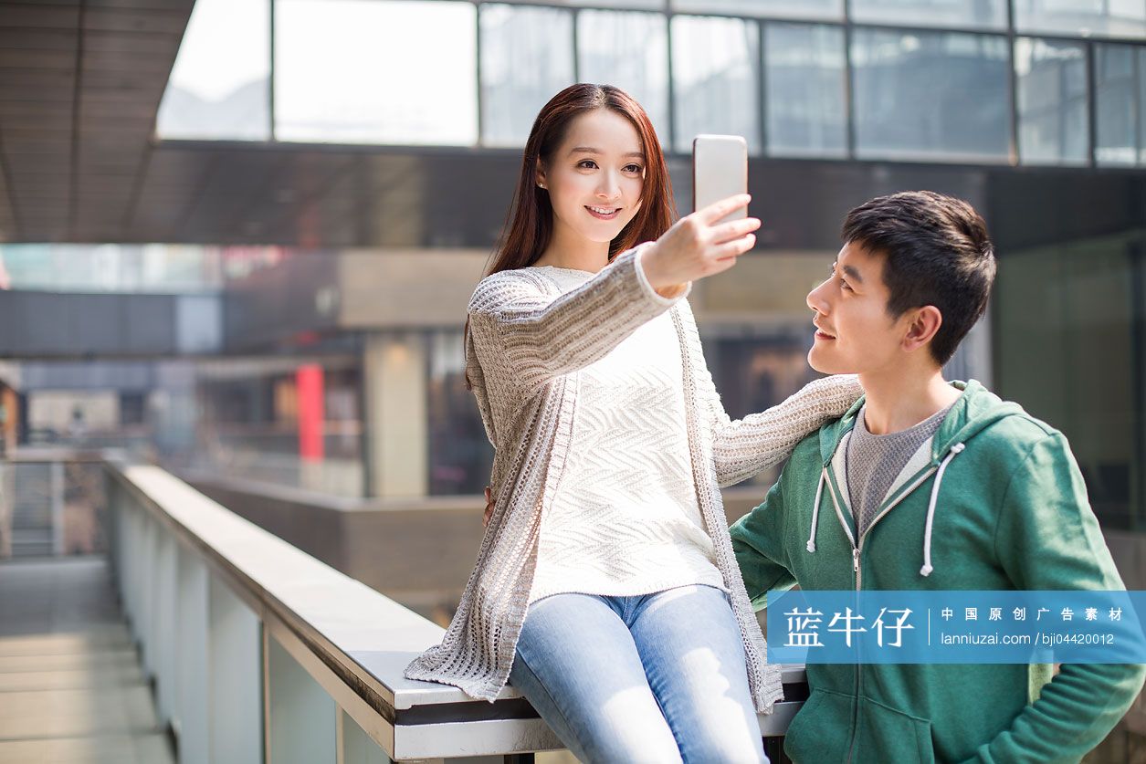 年轻女子用手机自拍 蓝牛仔影像 中国原创广告影像素材