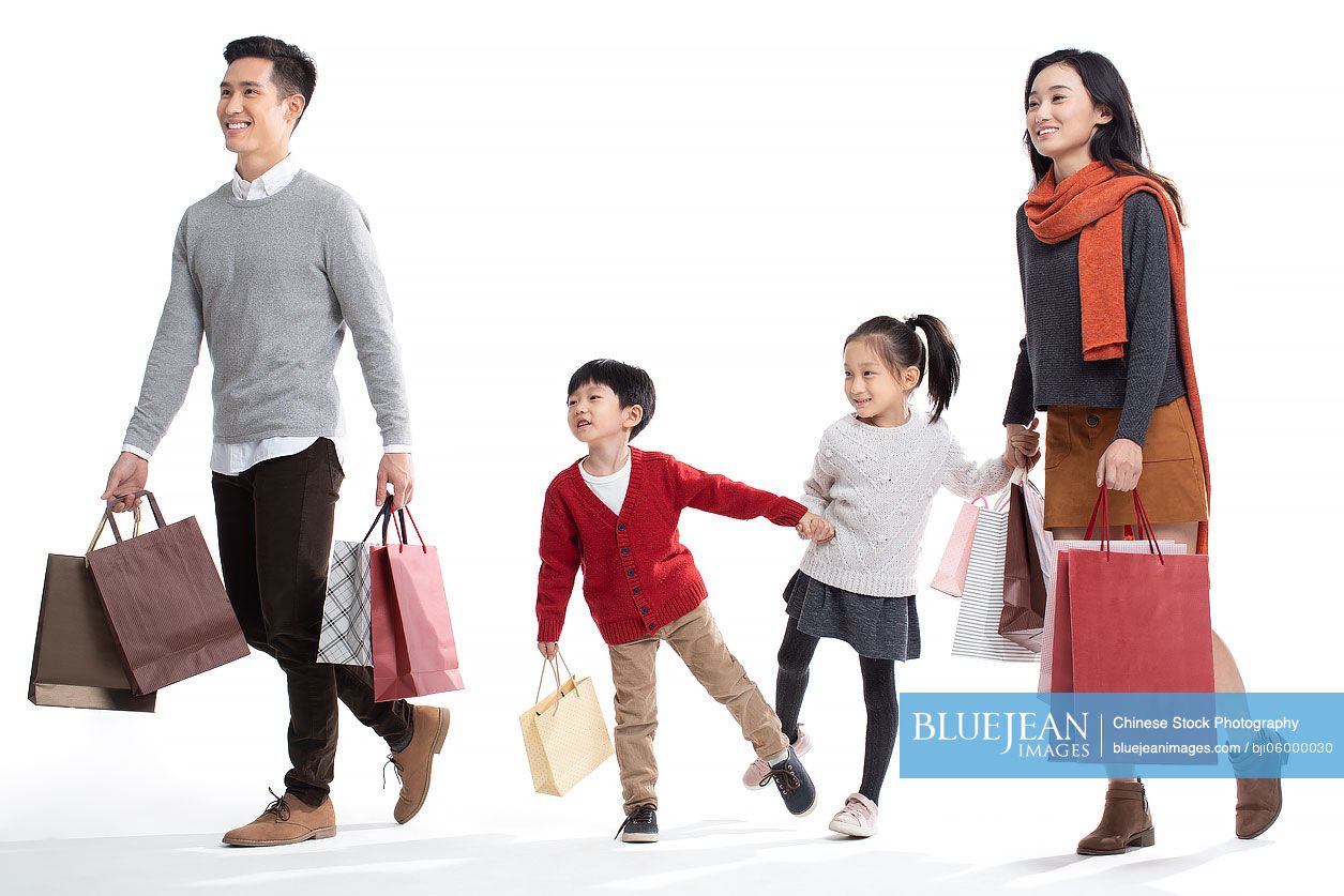 Happy young Chinese family shopping-High-res stock photo for download