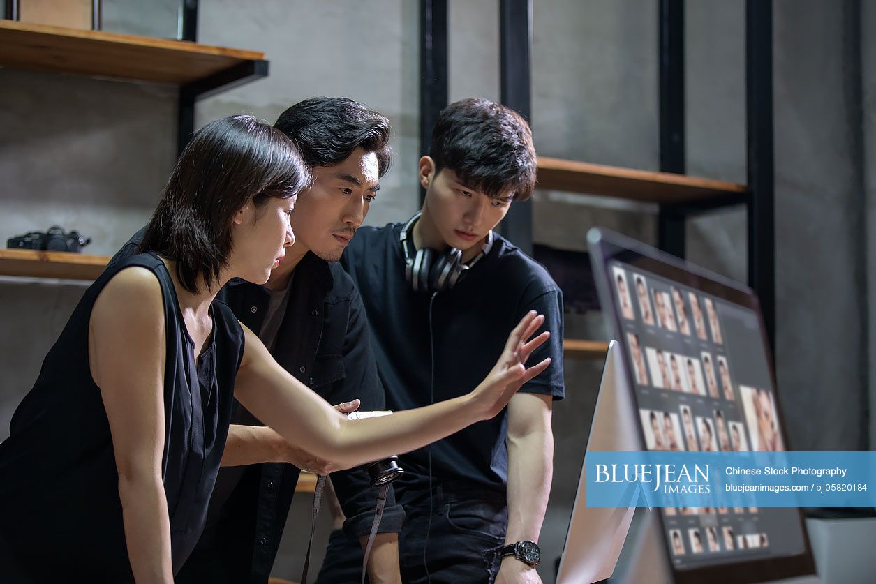 Chinese photographers working in studio-High-res stock photo for download