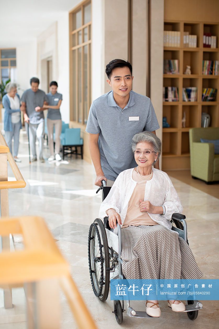 护工照顾老人-蓝牛仔影像-中国原创广告影像素材