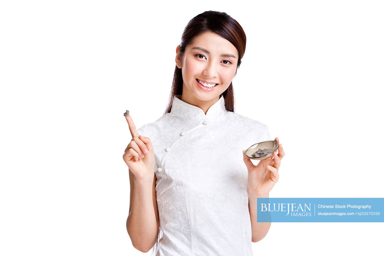 Young beautiful Chinese woman in traditional cheongsam with self-made ...