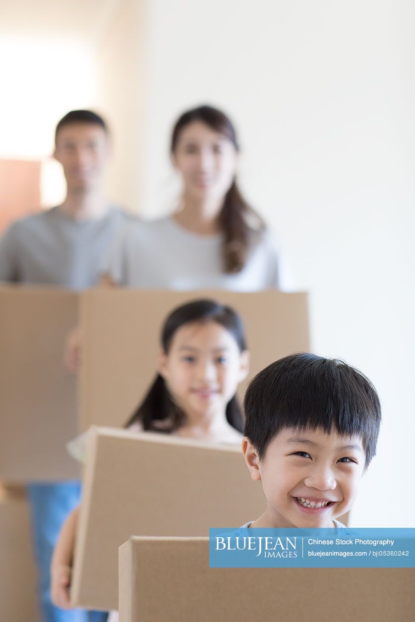 Happy young Chinese family moving home-High-res stock photo for download