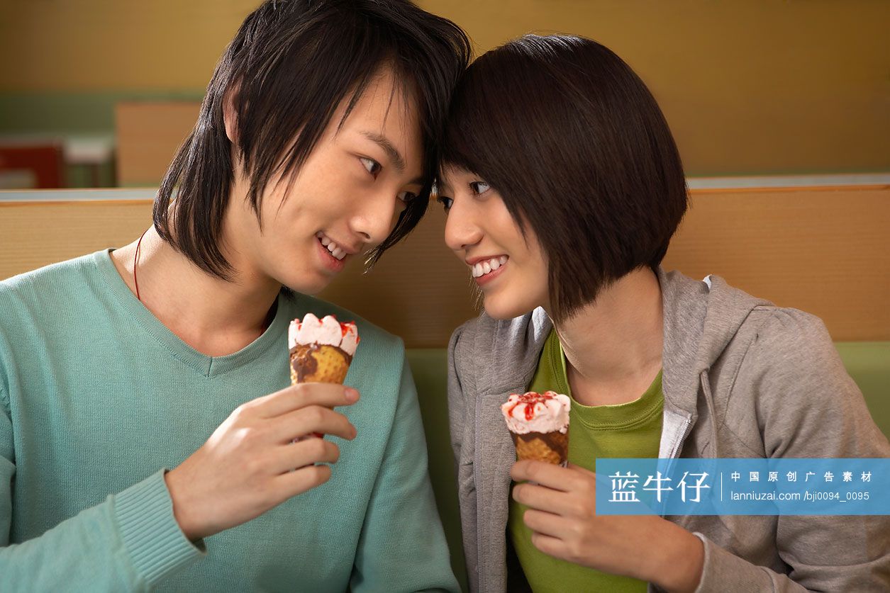 亲密的青年男女在吃冰淇淋 蓝牛仔影像 中国原创广告影像素材
