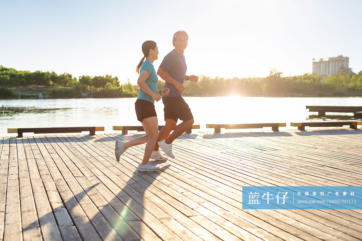 开心的中老年夫妇在公园跑步 蓝牛仔影像 中国原创广告影像素材