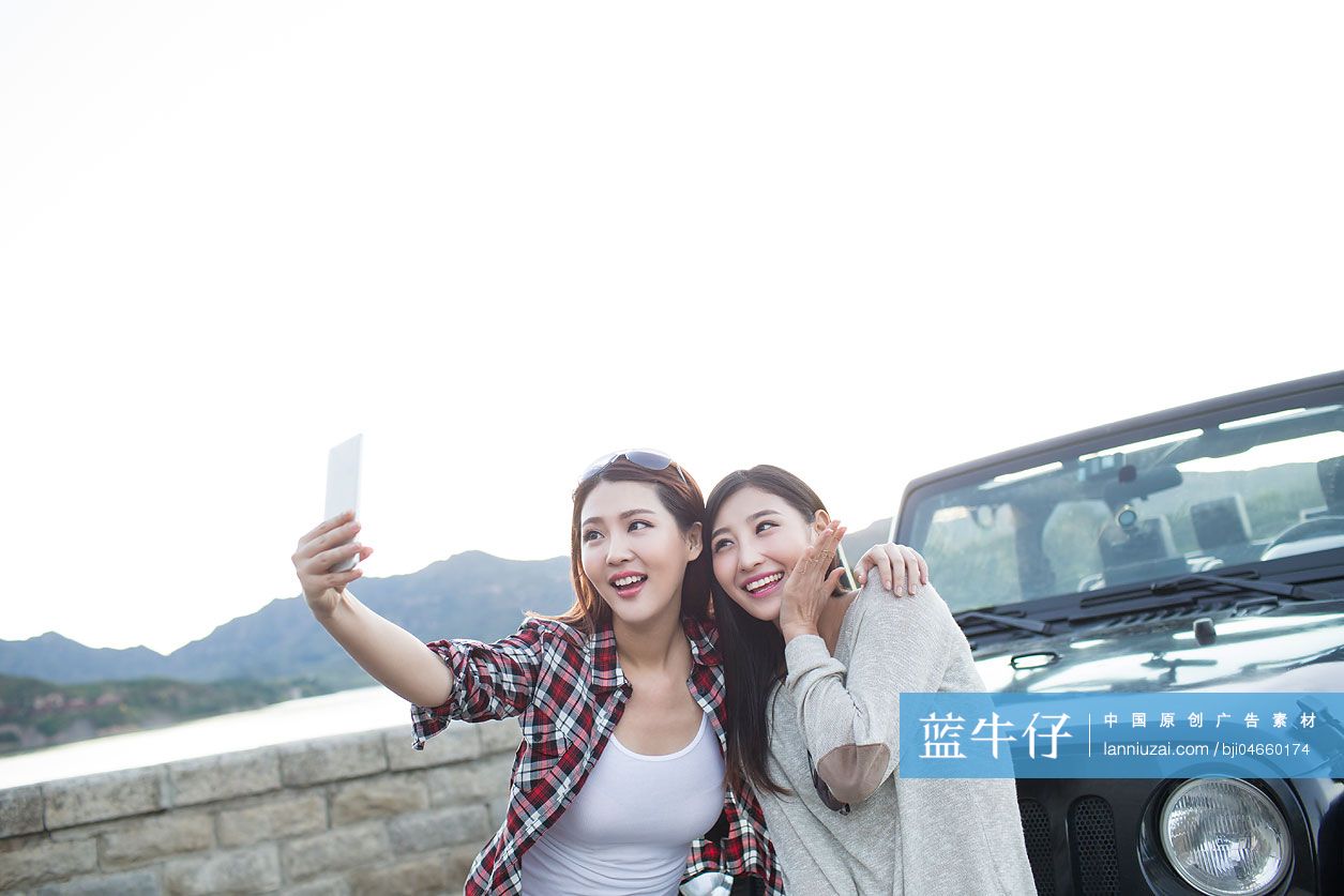 年轻女子用手机自拍 蓝牛仔影像 中国原创广告影像素材