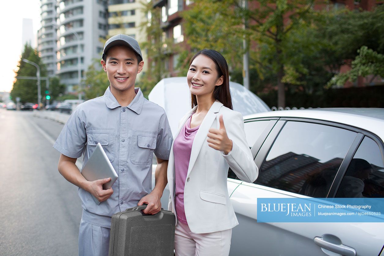 Chinese auto mechanic and car owner-High-res stock photo for download