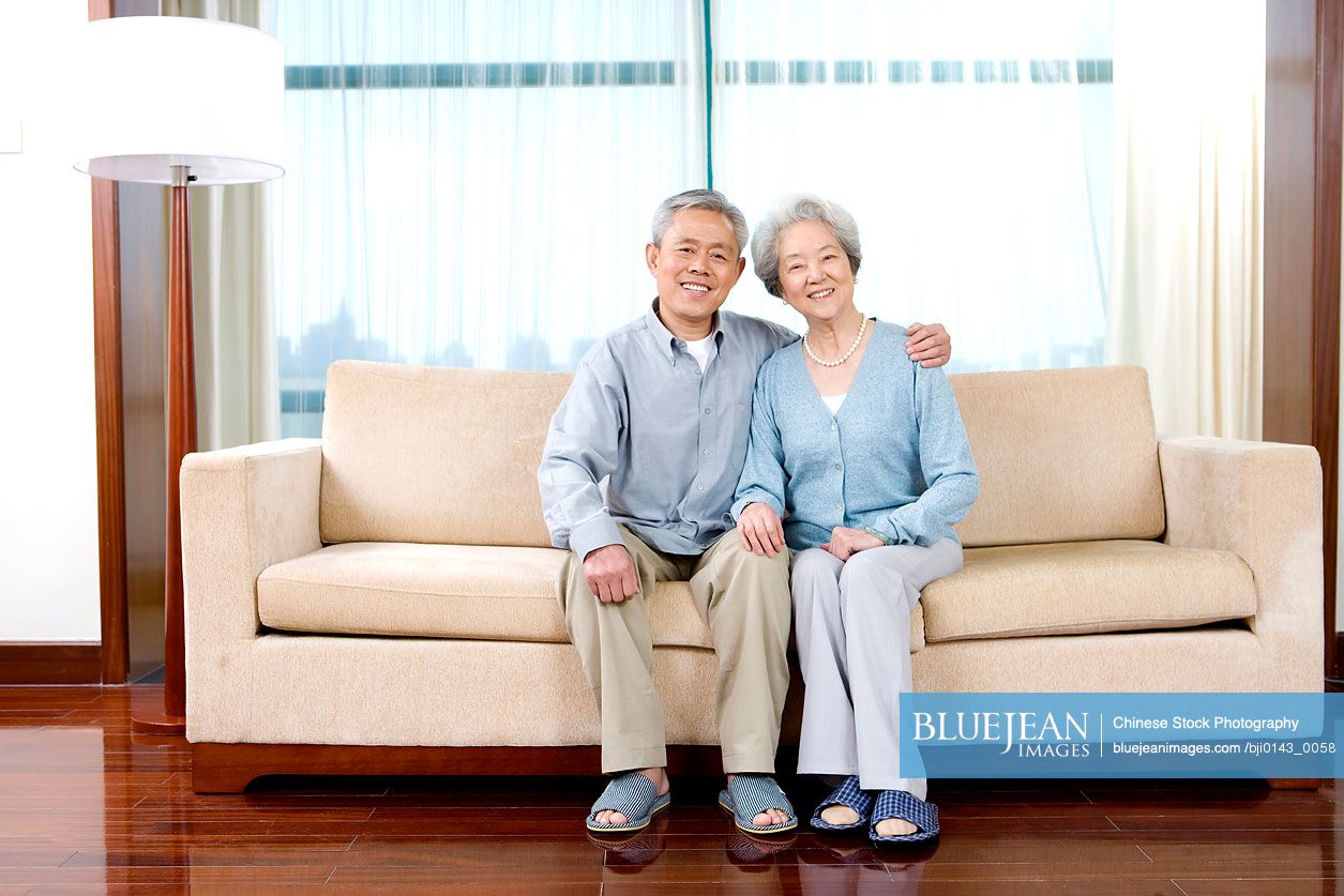 Elderly Chinese couple on couch-High-res stock photo for download