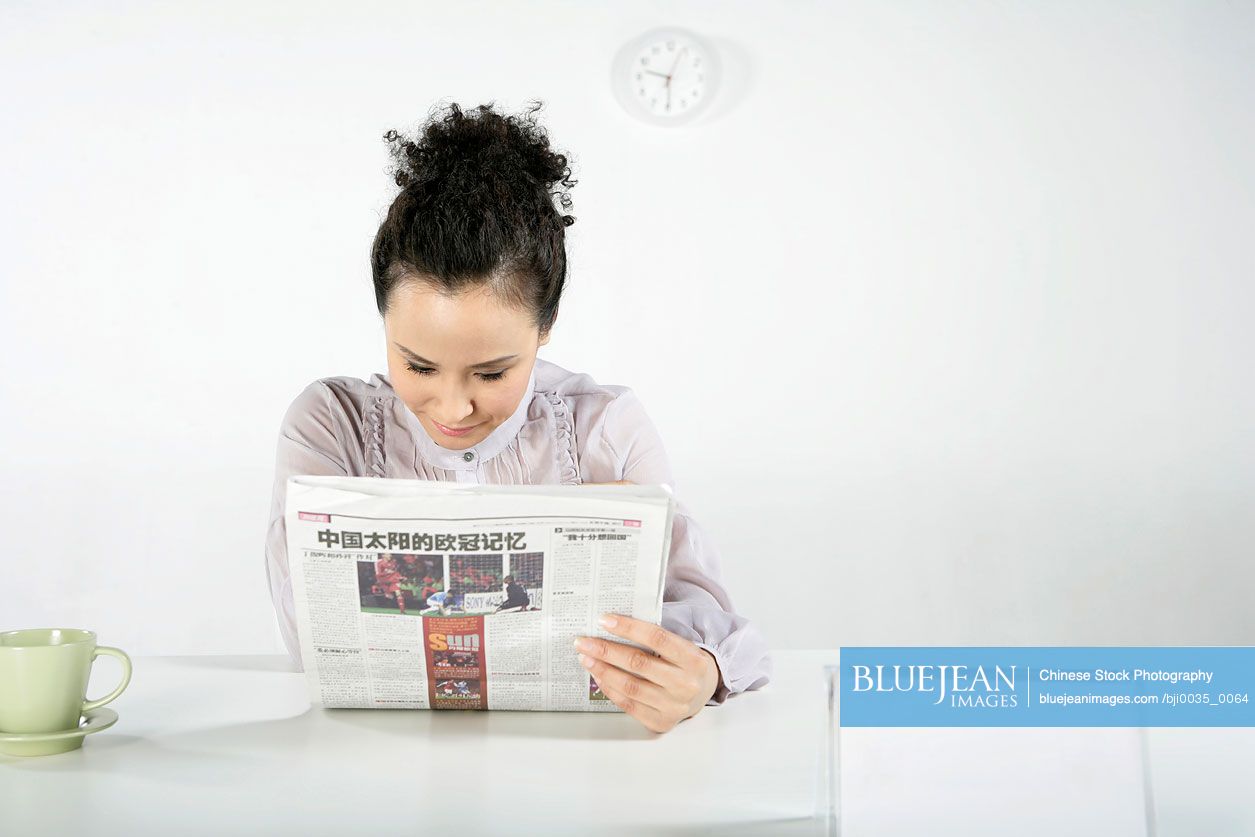 Chinese Businesswoman Reading Newspaper-High-res stock photo for download