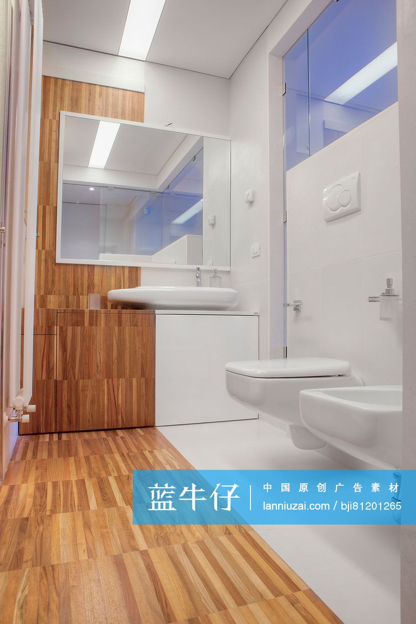 Interior of restroom with water closet and sinks-蓝牛仔影像-中国原创广告影像素材