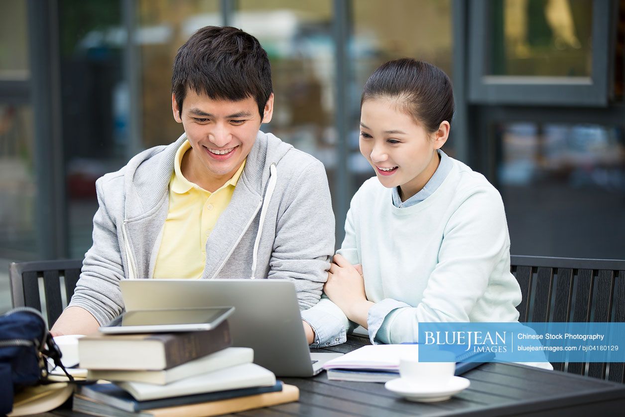 Young Chinese couple studying-High-res stock photo for download