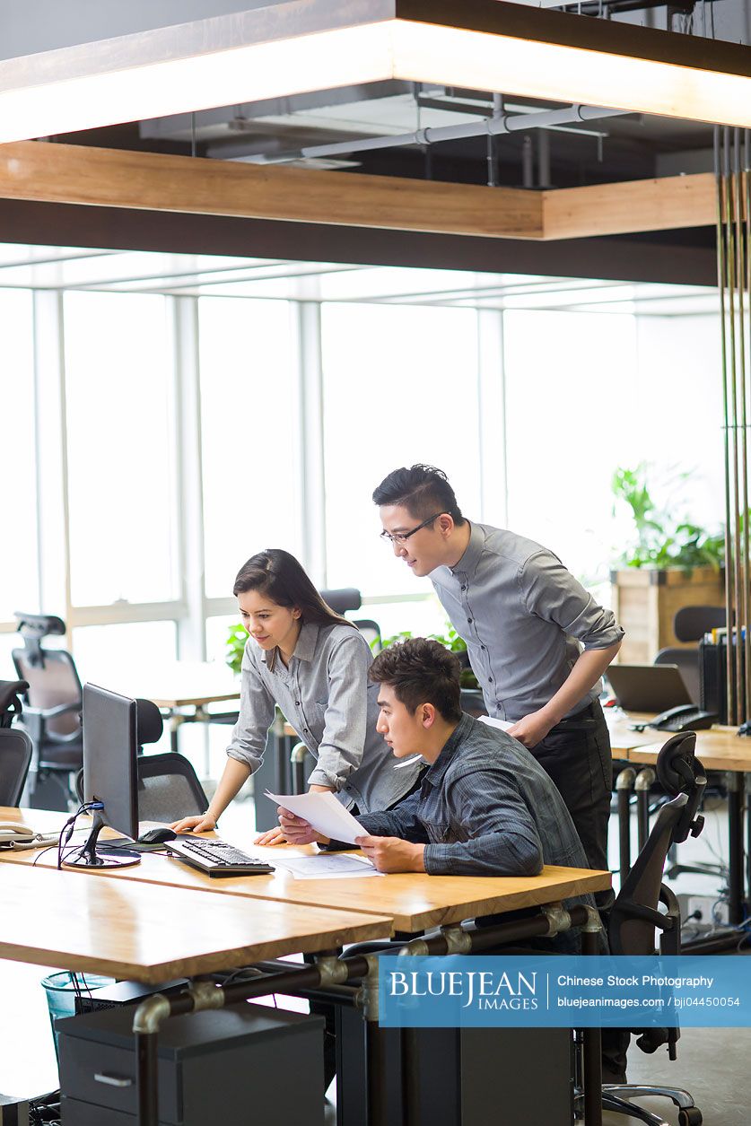 Chinese IT workers working in office-High-res stock photo for download