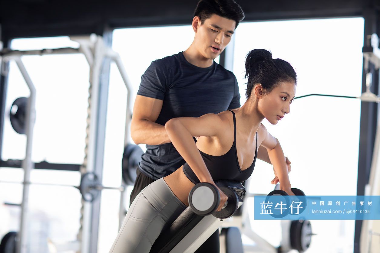 年轻女士上私教课 蓝牛仔影像 中国原创广告影像素材