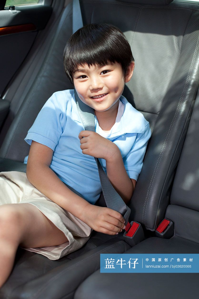 小男孩坐在汽车里-蓝牛仔影像-中国原创广告影像素材