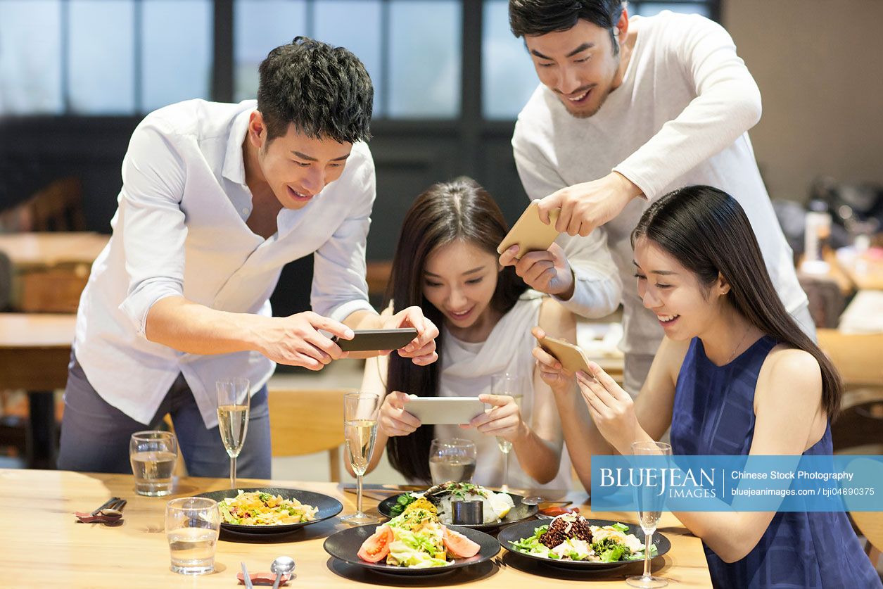 Chinese friends having dinner together-High-res stock photo for download
