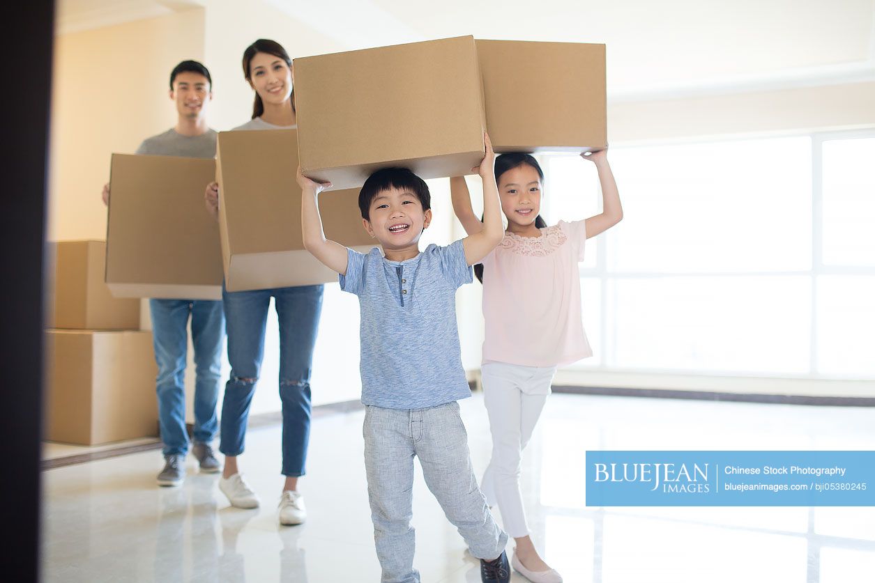 Happy young Chinese family moving home-High-res stock photo for download